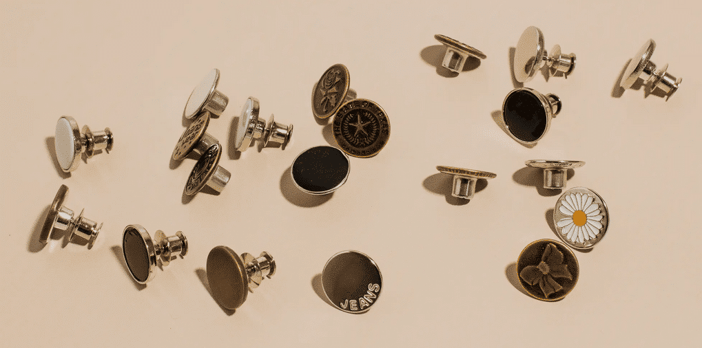 Button pins and fashion: How to incorporate them into your wardrobe 5 ...